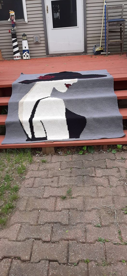 Red Rose Hat Lady Crochet Graphghan Pattern – Geeky Graphghans